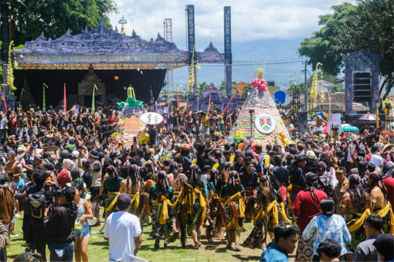 Ribuan Warga Ikuti Grebeg Getuk 2026 di Alun-Alun Magelang - Jurnalisme ...